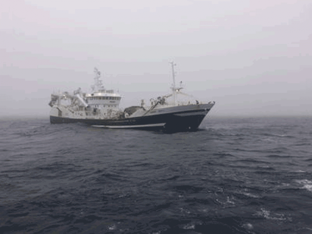 Grønlandsk trawler bugseret til Thorshavn