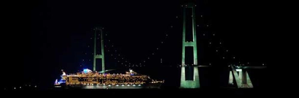 Oasis of the Seas squeezed under bridge