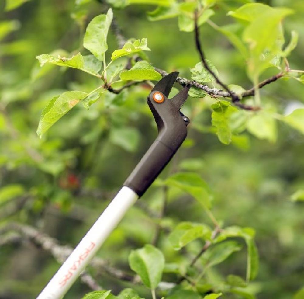 Enkel og praktisk klipning med den nye Fiskars Light-stangsaks