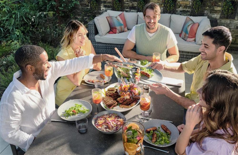 Sommer og Grillsæson: Samling af Venner og Familie til Hygge