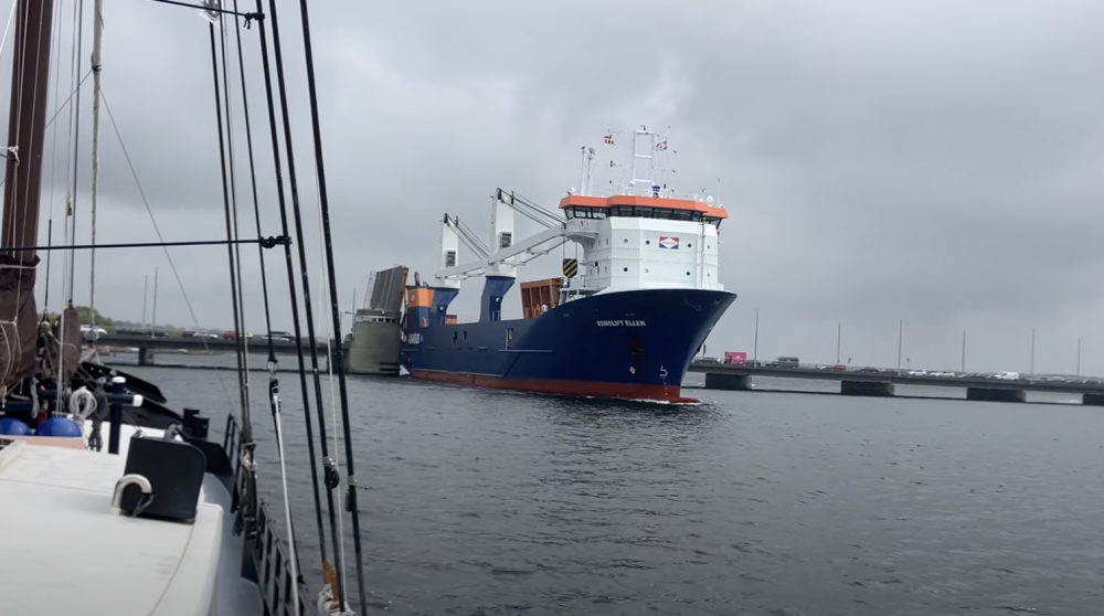 Fragtskib rammer nordjysk bro