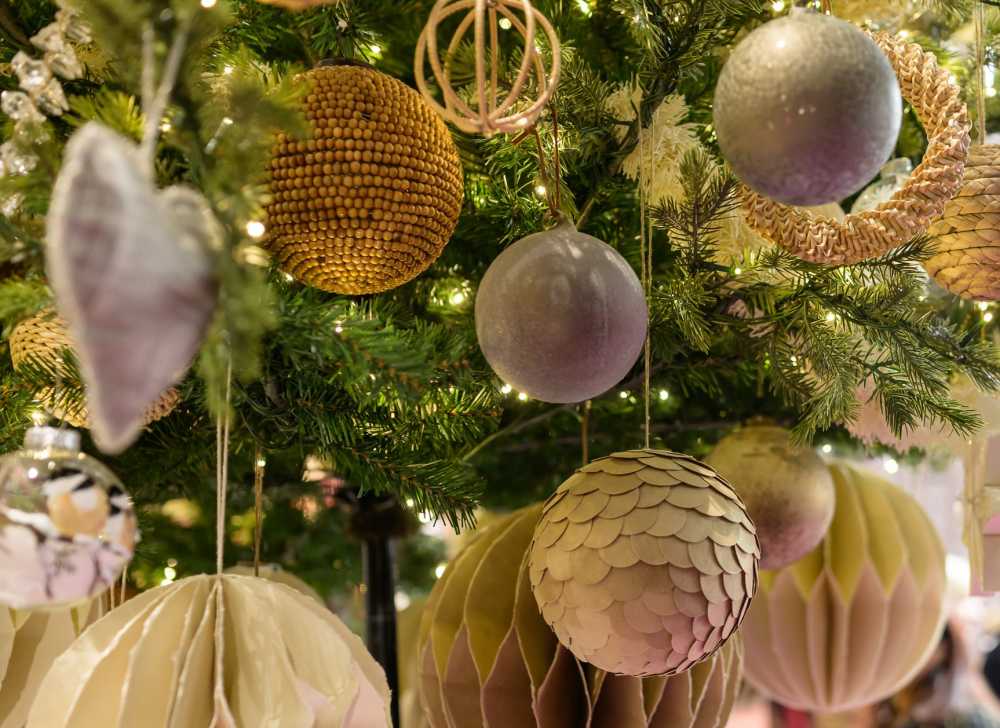 Kraftige farver, charmerende lethed og masser af natur til julen 2024