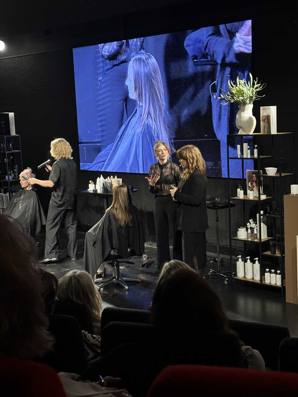 100 frisører samlet til nytårstaffel hos IdHAIR i Aarhus