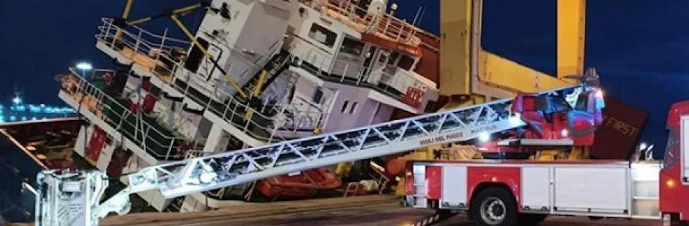 Skib læner sig mod kajen: Hvad gik galt?