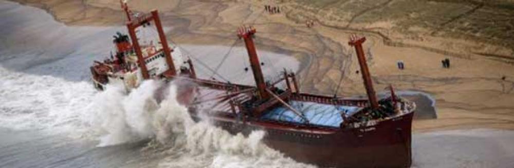 Fragtskib grundstødt på Bretagnes kyst