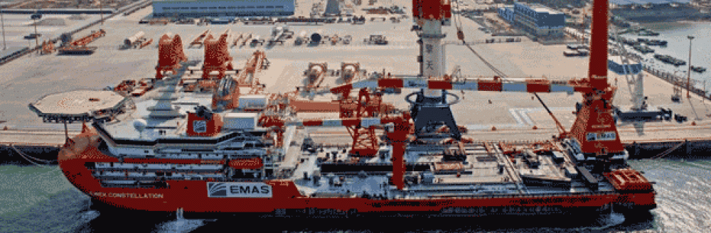 Kran installerer flydende kæmpekran