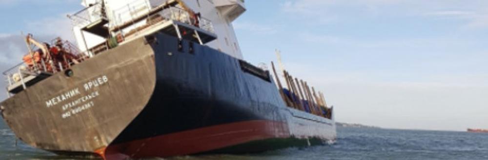 Fragtskib ligger med slagside i Kanalen