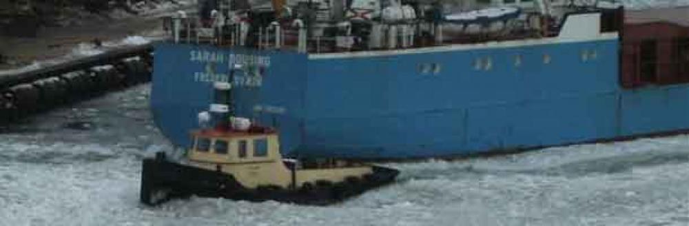 Privat slæbebåd bryder is i Køge Havn